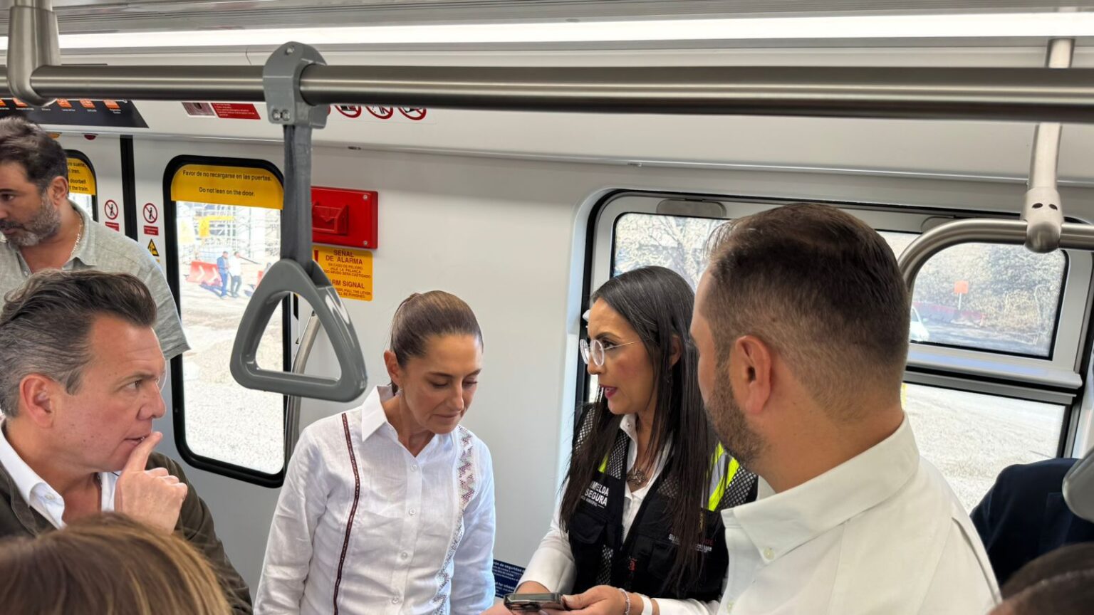 La rebatinga por aparecer en la foto junto a Sheinbaum, antes de ...